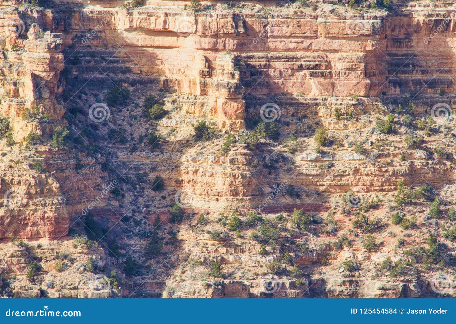 Cara De La Roca Con Capas De Diversos Colores Foto de archivo - Imagen ...