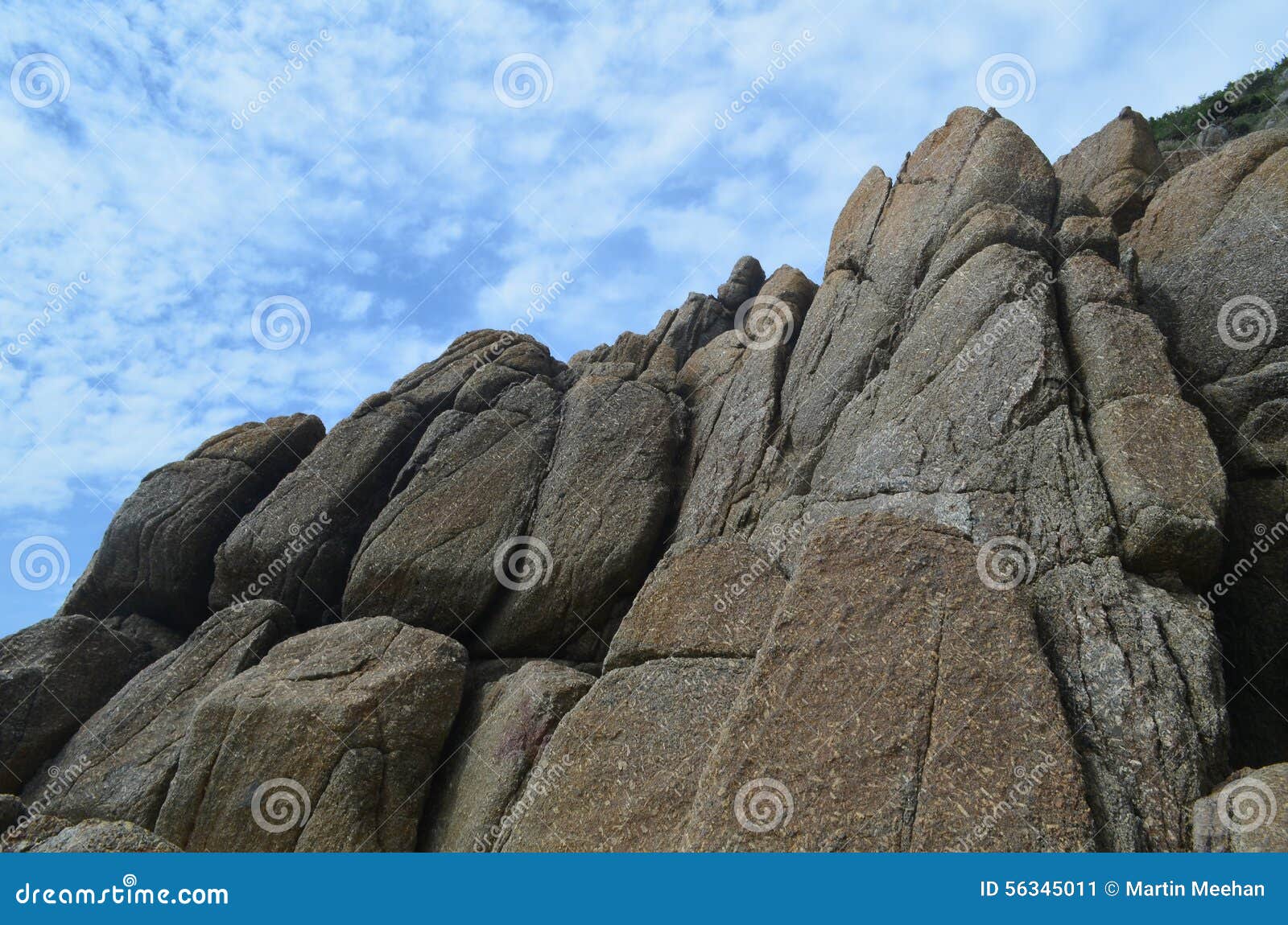 Cara De La Roca Debajo De Un Cielo Azul Imagen de archivo - Imagen de ...