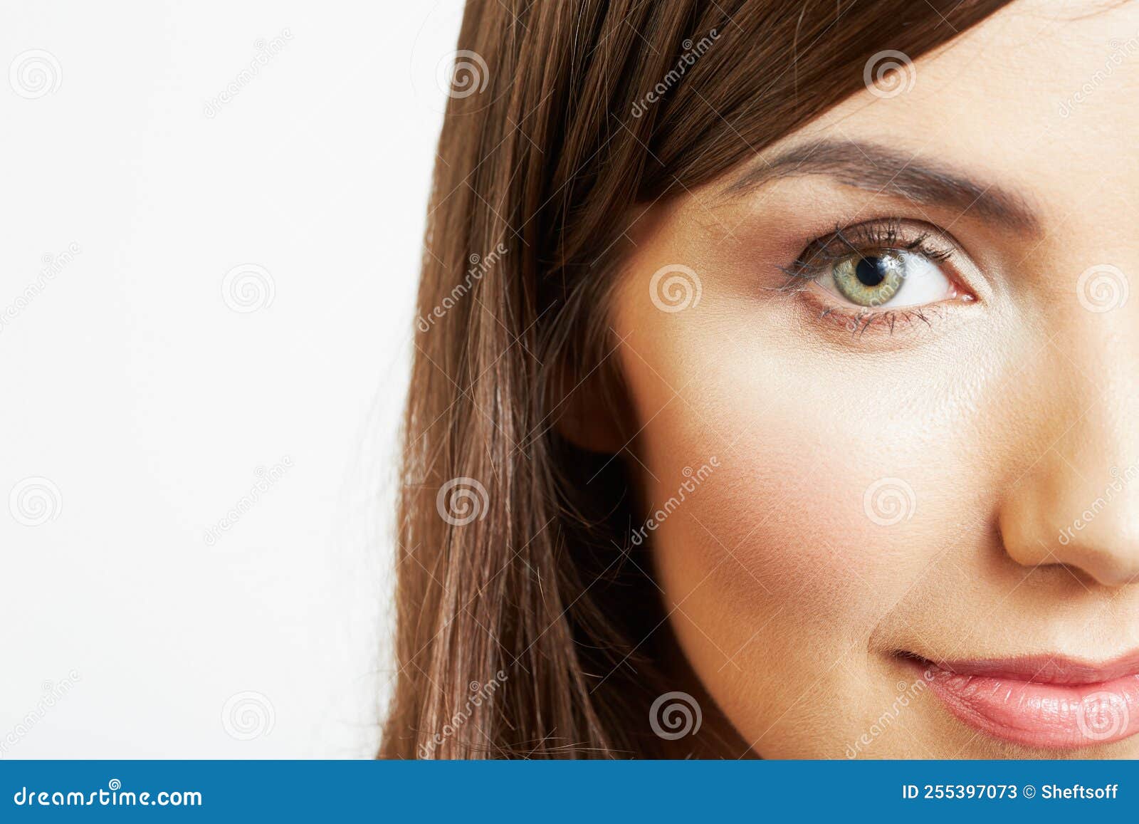 Cara de mujer cerca imagen de archivo. Imagen de lujo - 255397073