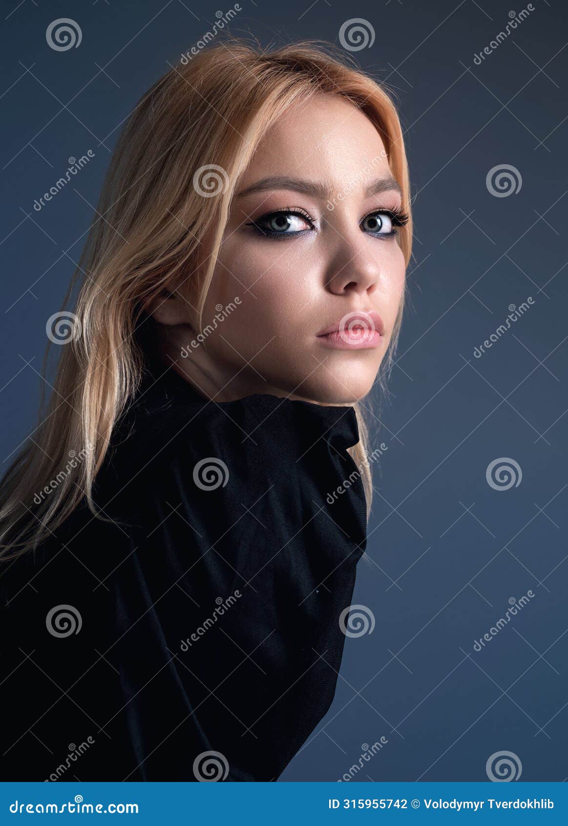 Cara De Mujer Rubia Seductora Mujer Joven Sensual Posando Con Apariencia Sexy Hermoso Modelo