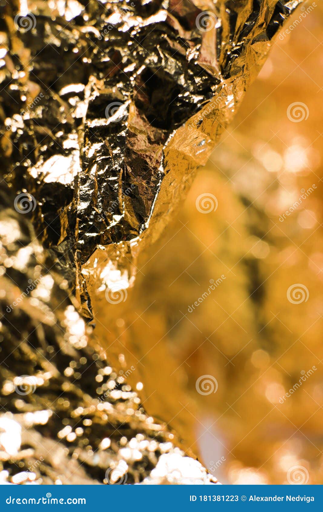 Cara De Sete Folhas Douradas Imagem de Stock - Imagem de dourado, ouro ...