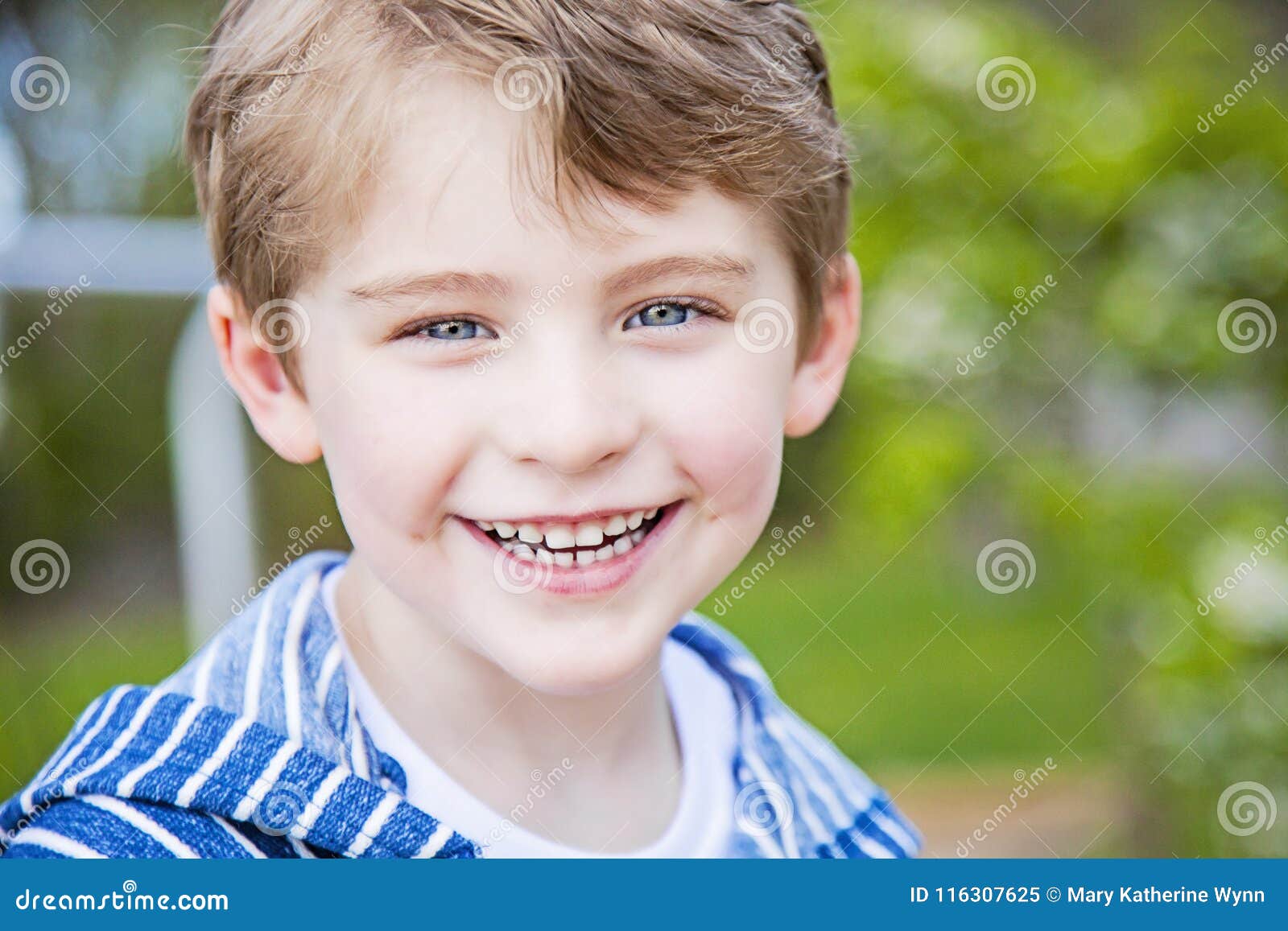 Cara Del Muchacho Feliz Sonriente Afuera Imagen de archivo - Imagen de ...
