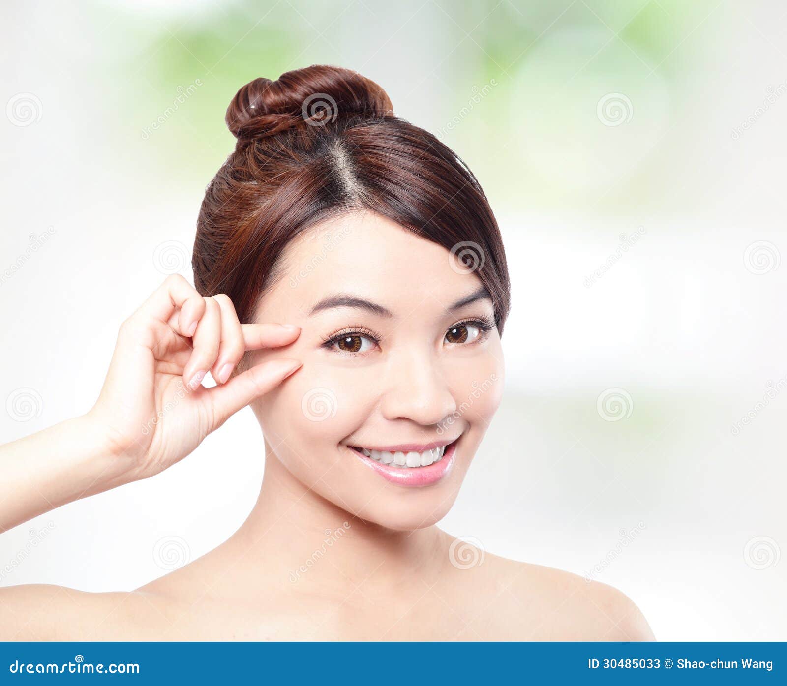 A Cara E O Dedo Bonitos Do Sorriso Da Mulher Tocam Em Seus Olhos Imagem ...