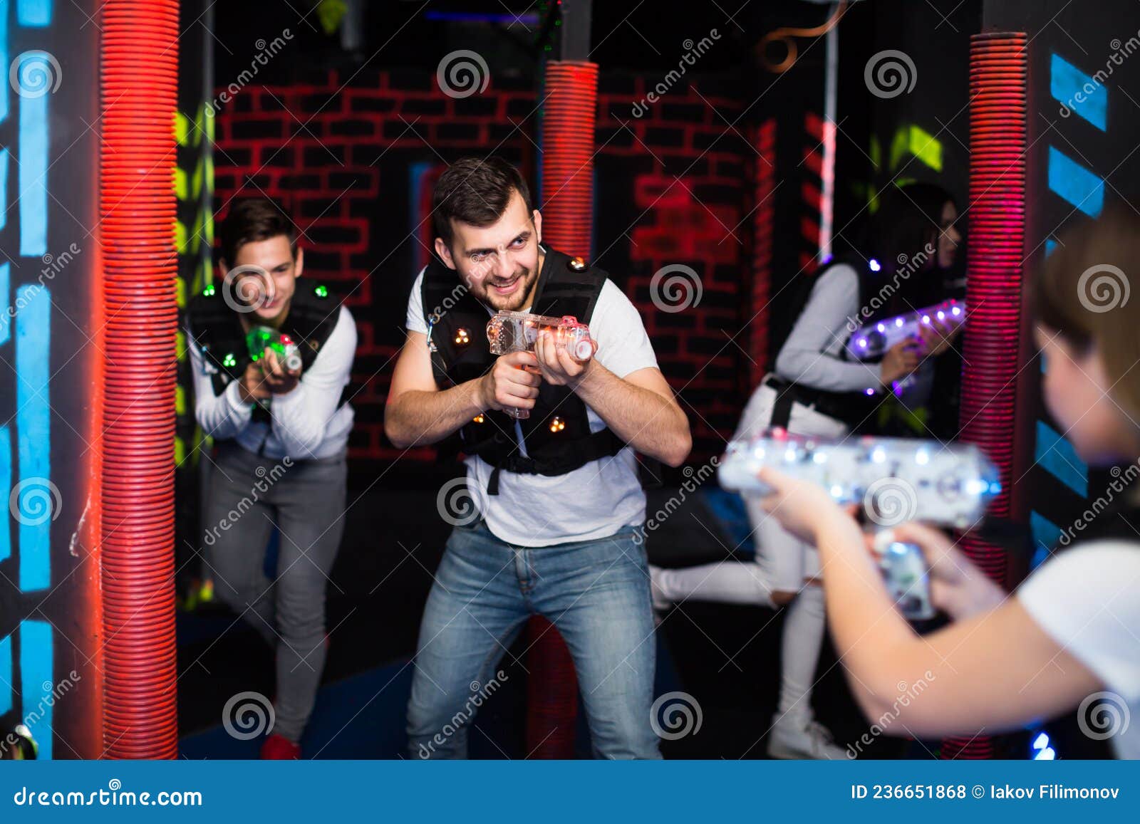 Cara Emocional Tocando Laser Tag Foto de Stock - Imagem de excitado ... Cara Emocional Tocando Laser Tag Foto de Stock - Imagem de excitado ...