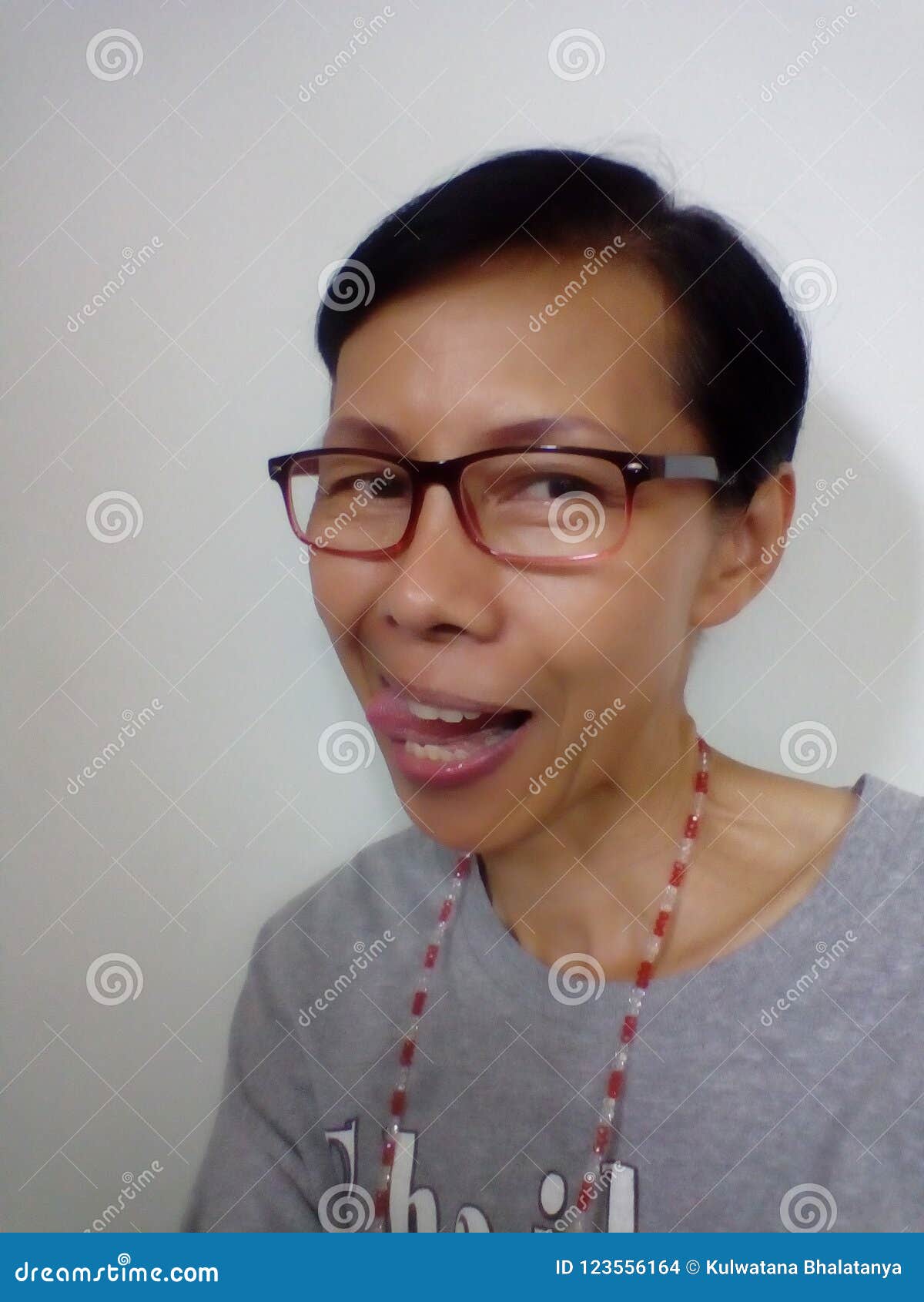 Cara fea foto de archivo. Imagen de lengüeta, mujer - 123556164