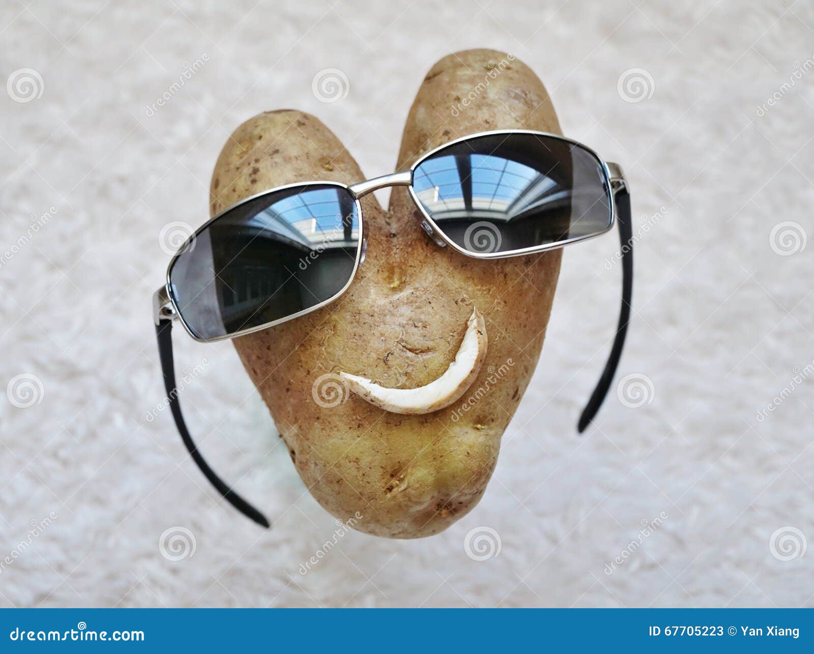 Cara Feliz Da Batata Com óculos De Sol Imagem de Stock - Imagem de azul ...