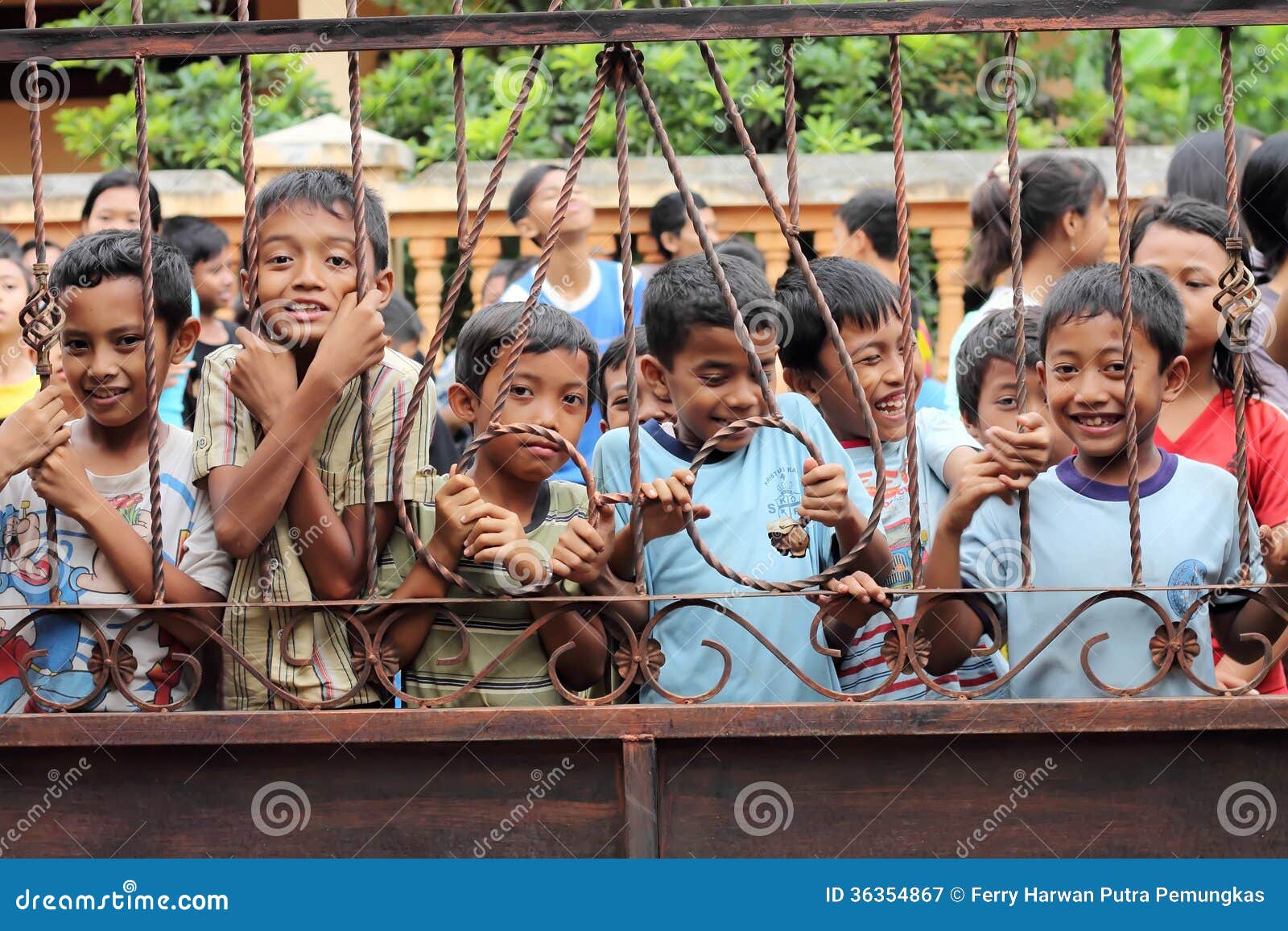Cara inocente de niños fotografía editorial. Imagen de emparentado ...