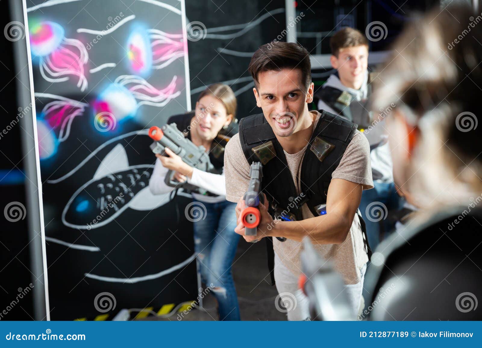 Cara Jogando Laser Com Amigos Imagem de Stock - Imagem de espingarda ... Cara Jogando Laser Com Amigos Imagem de Stock - Imagem de espingarda ...
