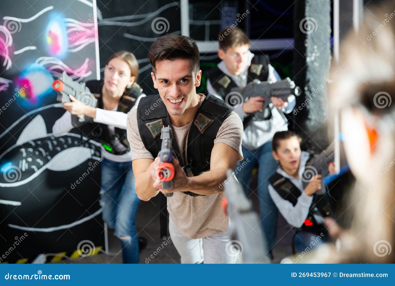 Cara Jogando Laser Com Amigos Imagem de Stock - Imagem de eventos ... Cara Jogando Laser Com Amigos Imagem de Stock - Imagem de eventos ...