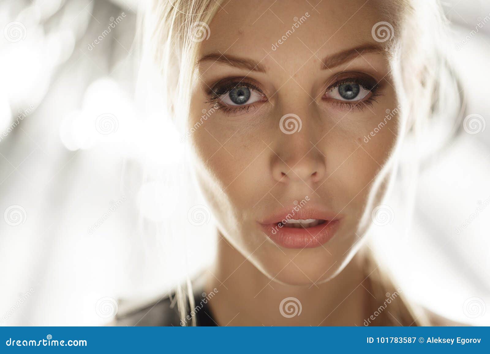 Cara modelo de la belleza imagen de archivo. Imagen de perfecto - 101783587