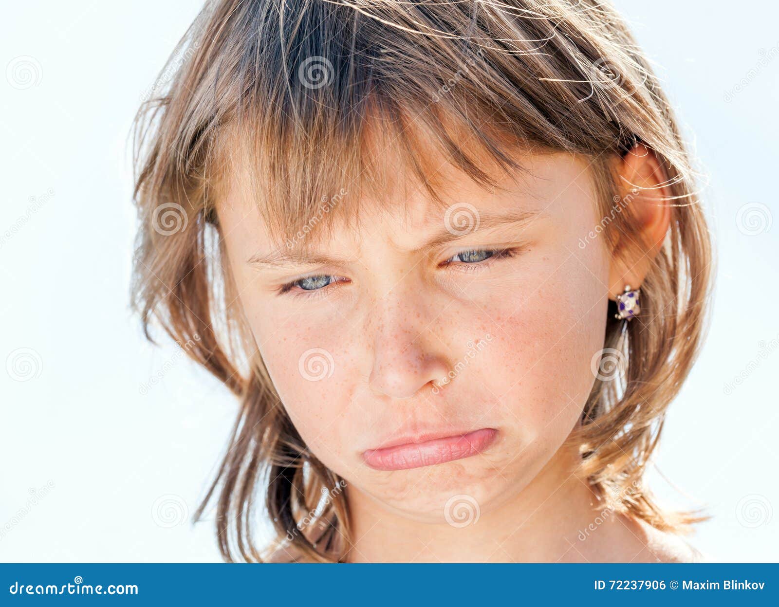 Cara Ofendida De La Chica Joven Foto de archivo - Imagen de muchacha ...