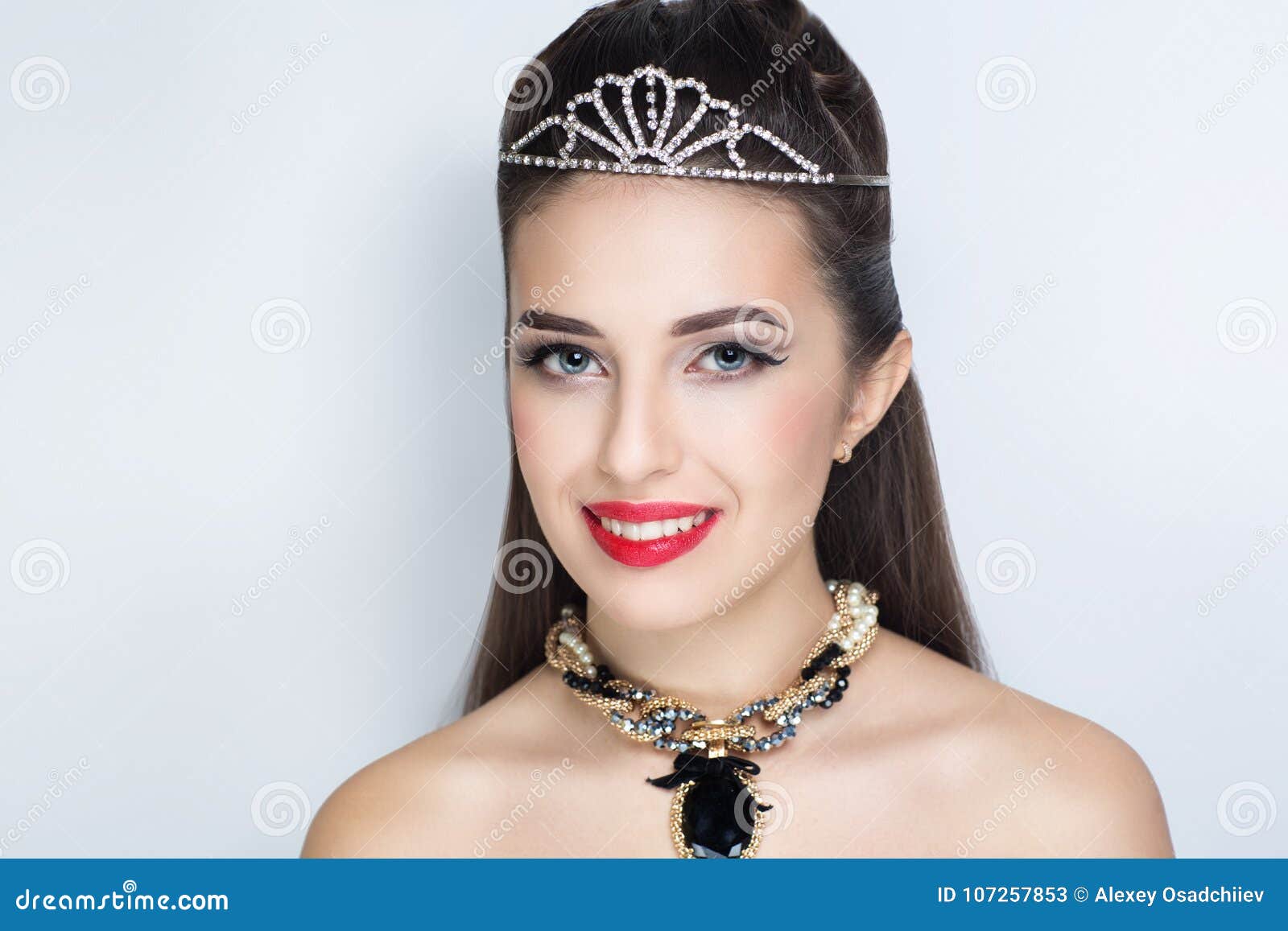 Cara perfecta de la mujer imagen de archivo. Imagen de perfecto - 107257853