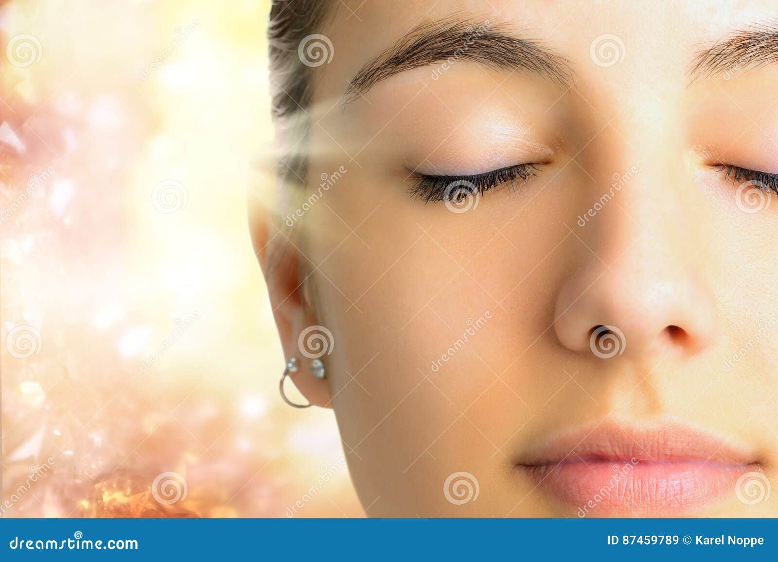 Cara Relajada Tirada De Meditar De La Mujer Imagen de archivo - Imagen ...