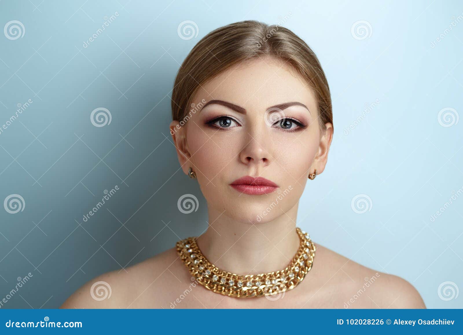 Cara rica de la mujer foto de archivo. Imagen de rico - 102028226