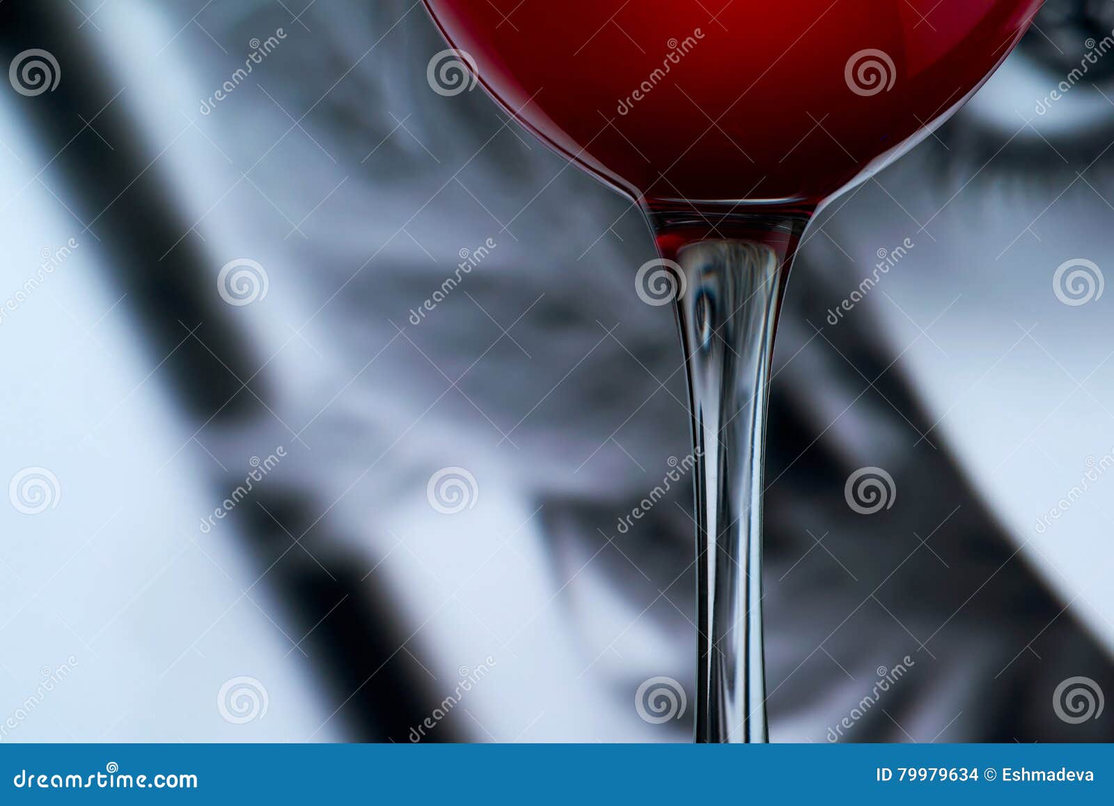 Cara Torcida En Tronco De La Copa De Vino Foto de archivo - Imagen de ...