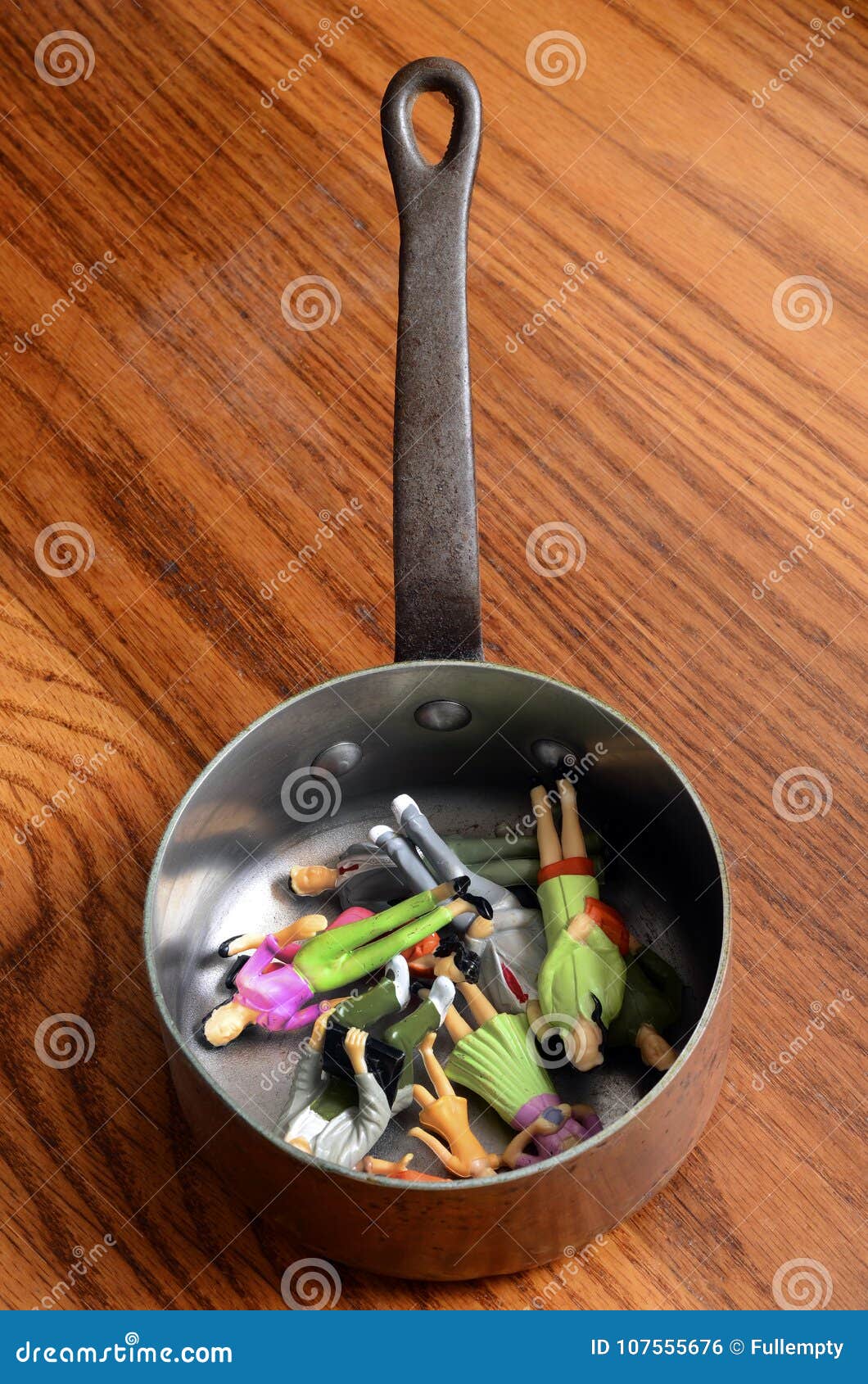 Caracteres en un cazo foto de archivo. Imagen de cacerola - 107555676