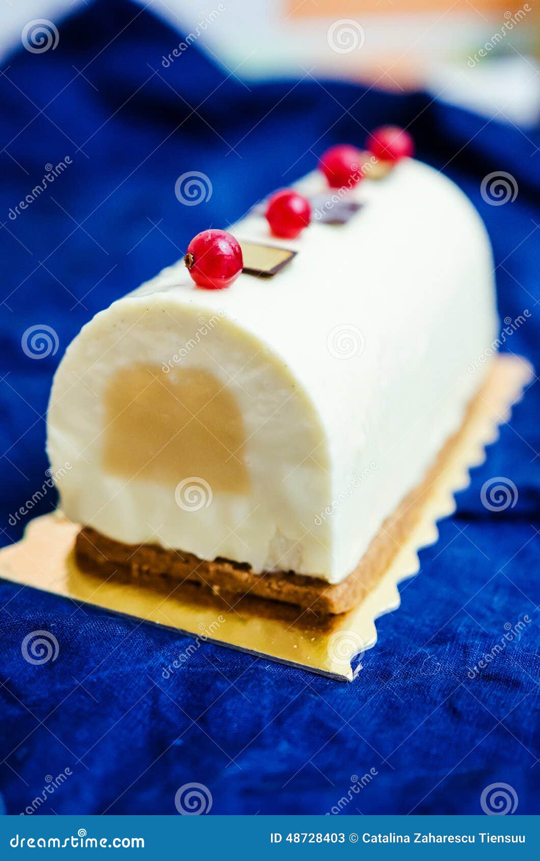 Caramel and Vanilla Yule Log Stock Image - Image of fruit, berry: 48728403
