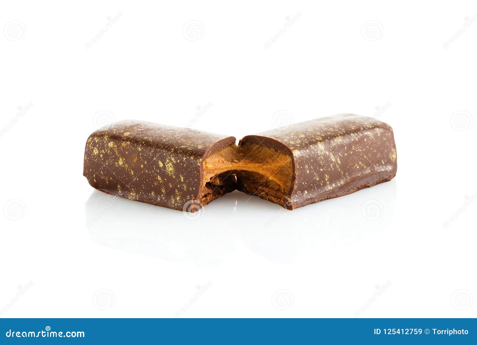 Caramelo De Chocolate Con El Caramelo Salado Aislado En Blanco Imagen ...