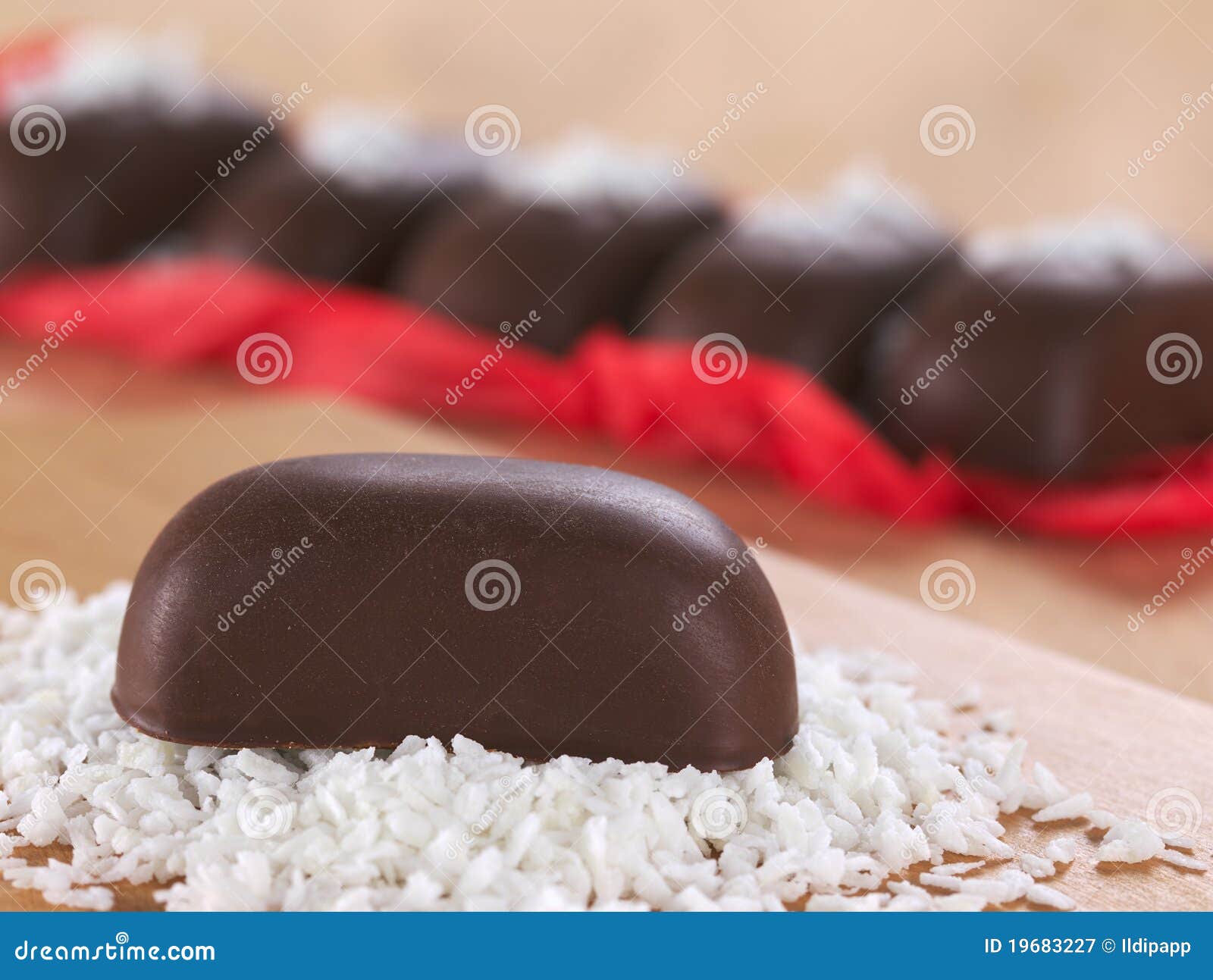 Caramelo De Chocolate En El Coco Rallado Imagen de archivo - Imagen de ...