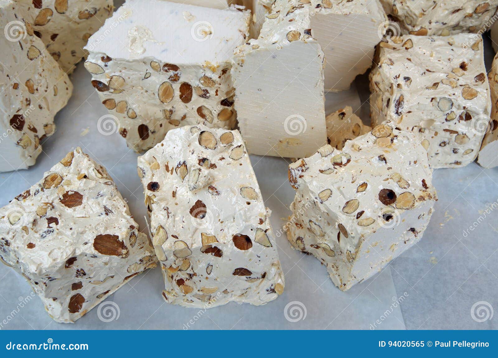 Caramelo Italiano Del Torrone Imagen de archivo - Imagen de blanco ...
