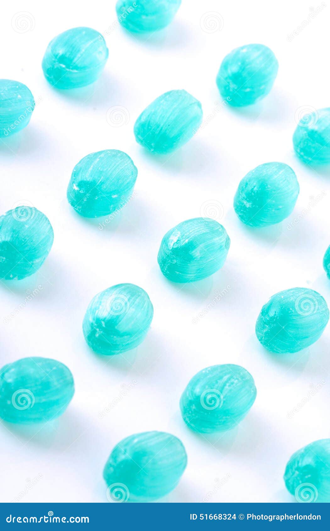 Caramelos Azules En El Fondo Blanco Foto de archivo - Imagen de ...