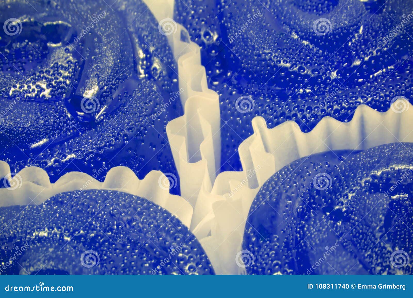Caramelos Azules En Las Envolturas Blancas Foto de archivo - Imagen de ...