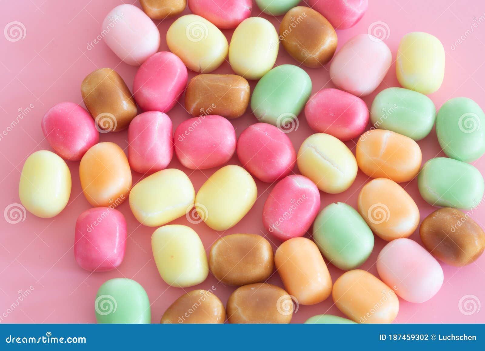 Caramelos en rosa foto de archivo. Imagen de bocado - 187459302