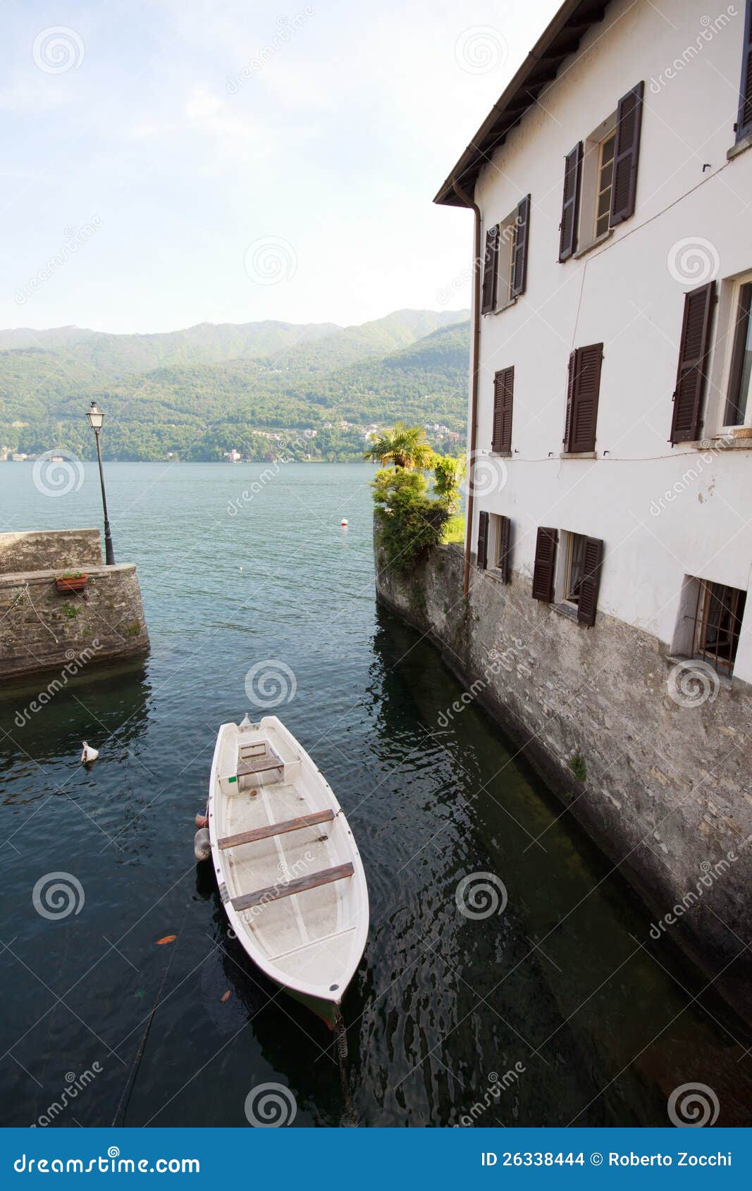 Carate Urio (Como) photo stock. Image du quai, lakefront - 26338444