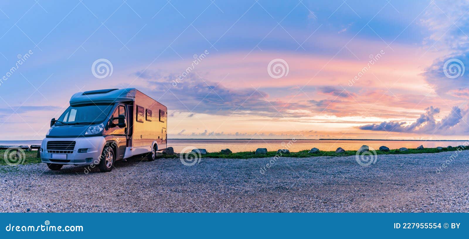 Caravan at Sunset on the Beach Stock Photo - Image of expanse, holiday ...