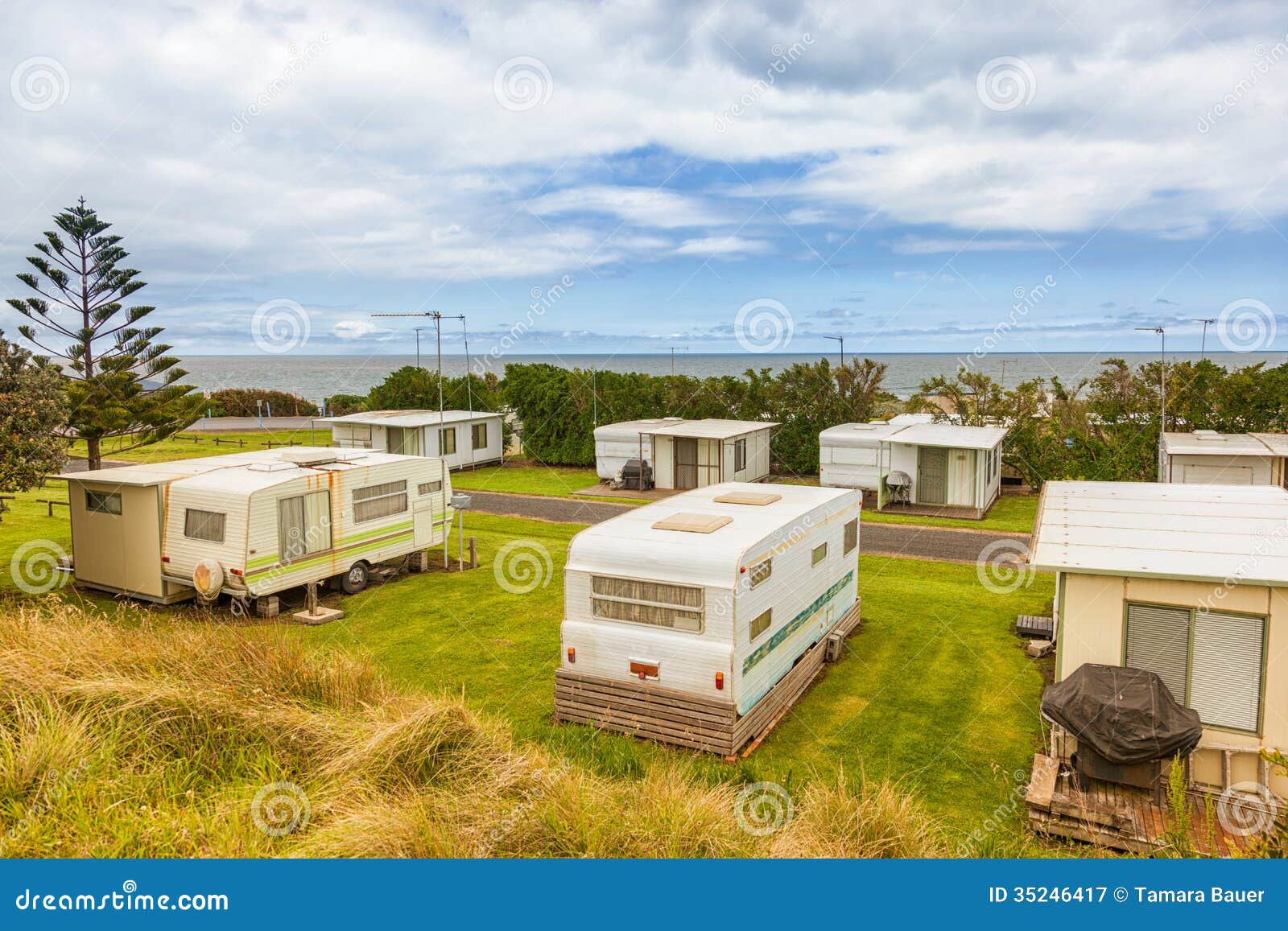 Caravana Ou Parque De Caravanas Imagem de Stock - Imagem de litoral, unidade: 35246417
