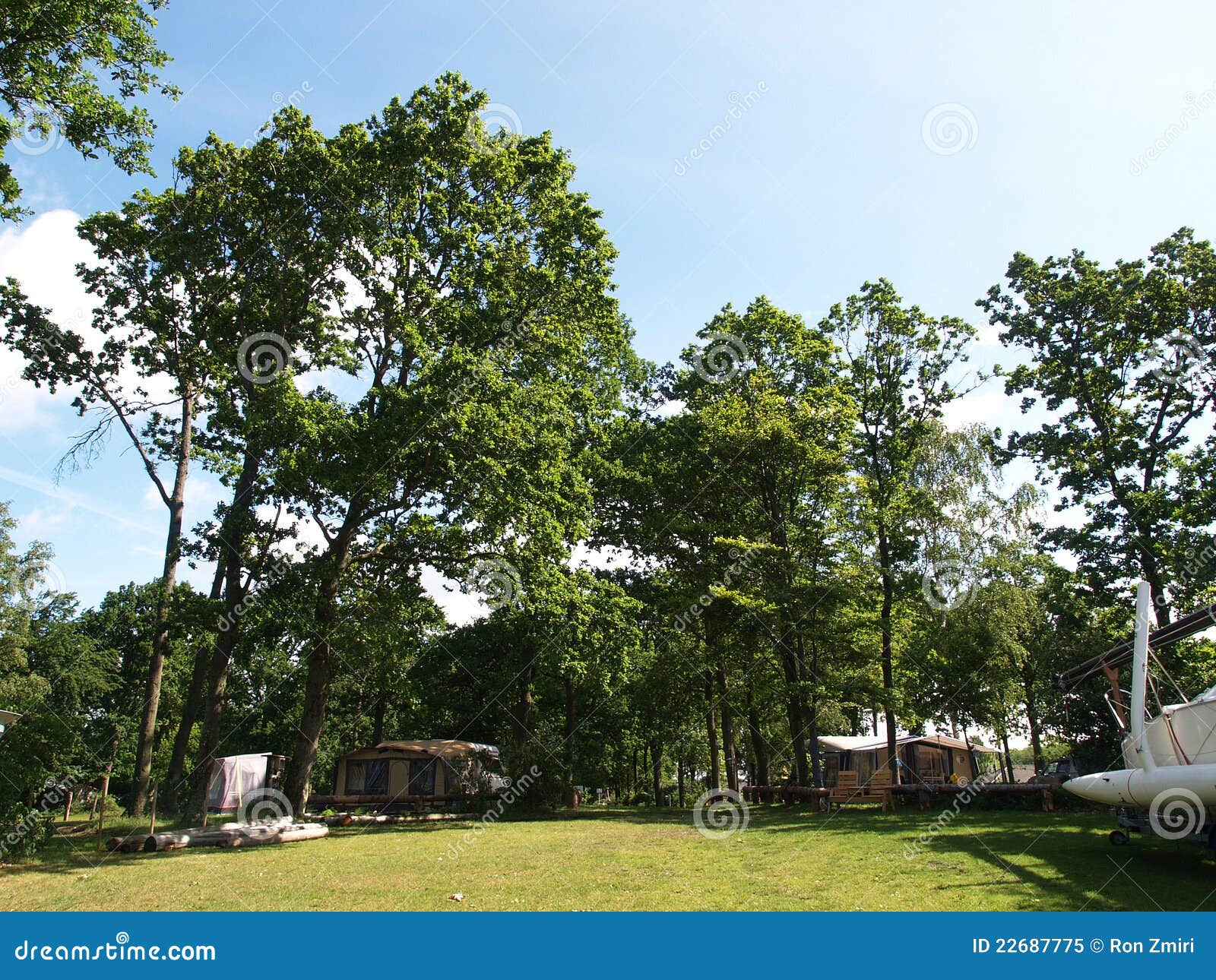 Caravanas Que Acampan En Un Camping Imagen de archivo - Imagen de ...