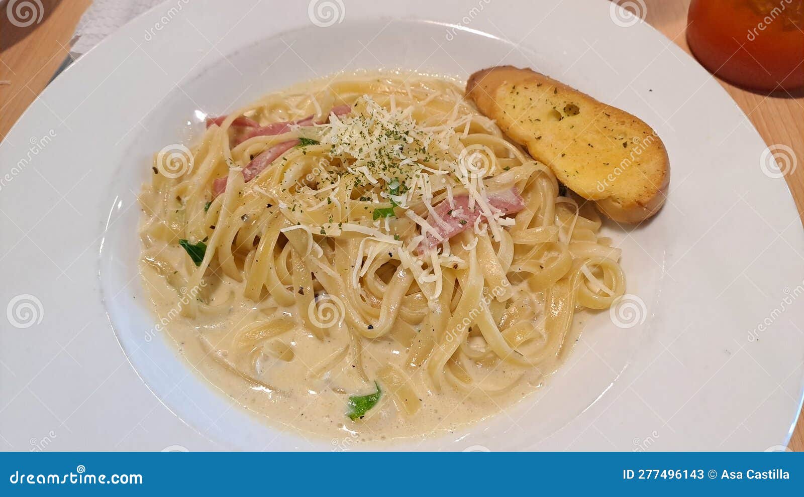 Carbonara Fettucini with Garlic Bread Plating Stock Image - Image of ...