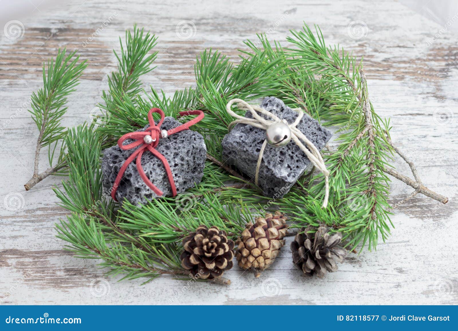 Carbone di Natale immagine stock. Immagine di coni, maligno - 82118577