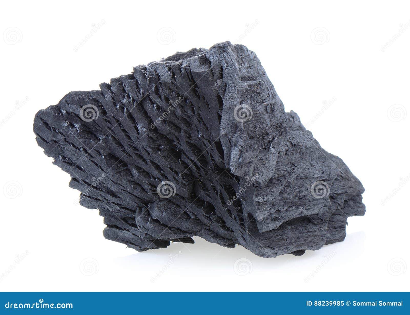 Carbone su fondo bianco immagine stock. Immagine di roccia - 88239985