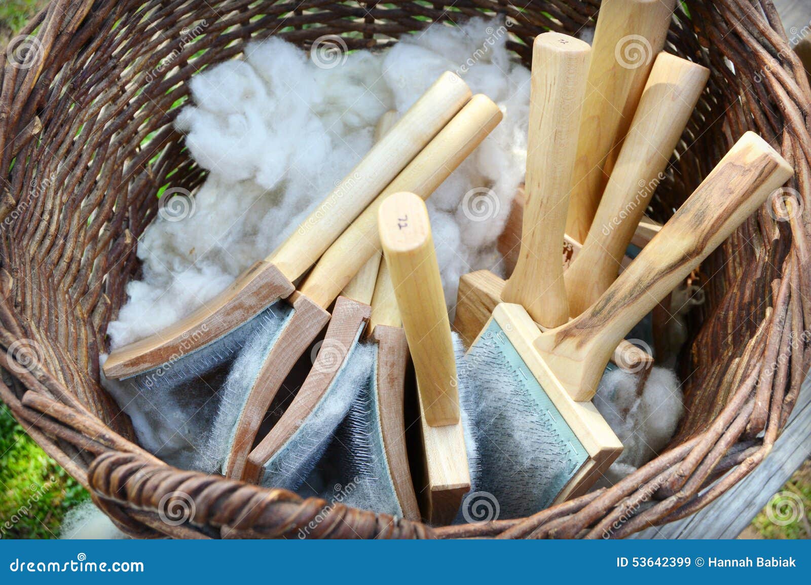 Cardado de las lanas imagen de archivo. Imagen de mano - 53642399