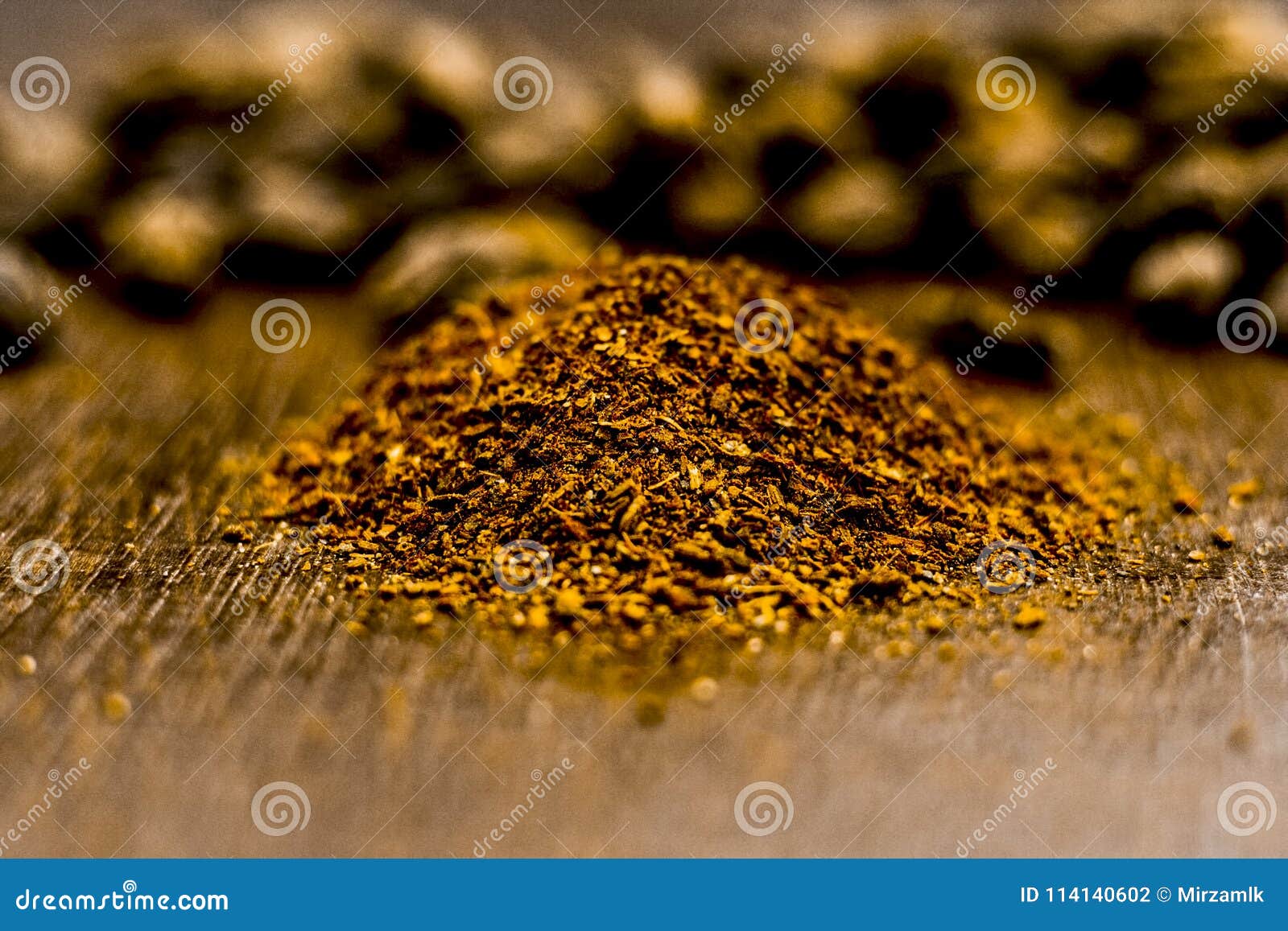 Cardamomo con su polvo foto de archivo. Imagen de plato - 114140602