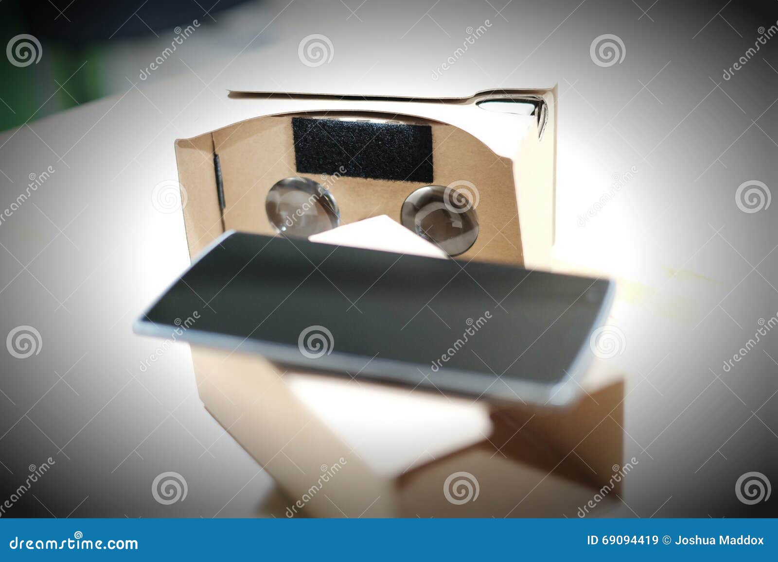 Cardboard Virtual Reality Viewer and Smart Phone Stock Image - Image of ...