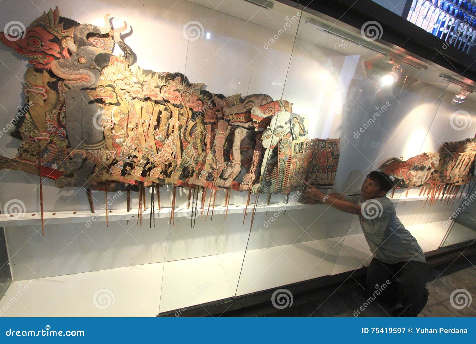 Care of historical objects editorial photography. Image of solo - 75419597