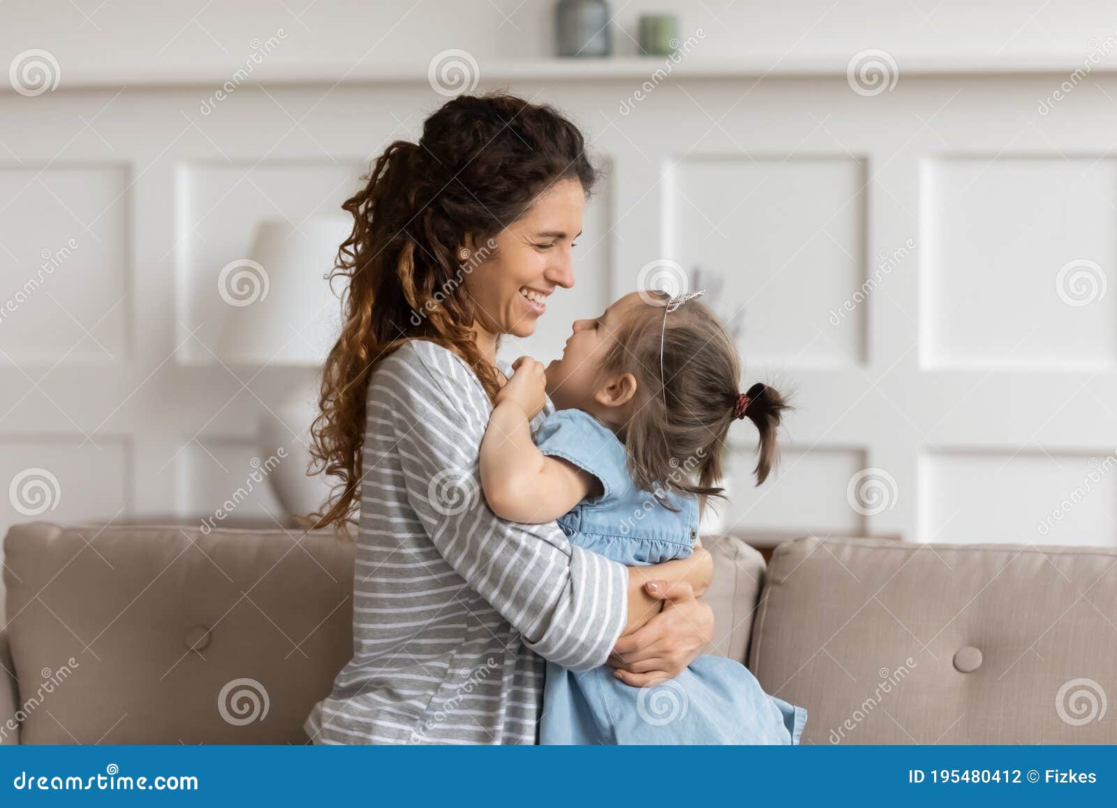 Caress Mamma Cuddles Liten Dotter Som Uttrycker Kärlek Och Omhuldar