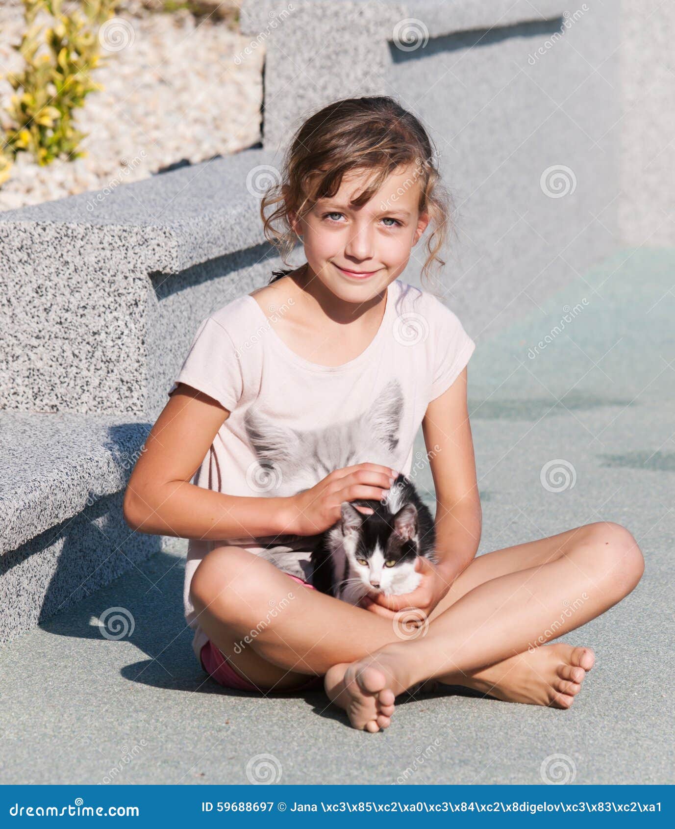 Caresse De Jeune Fille Avec Le Chaton Image Stock Image Du Adorable