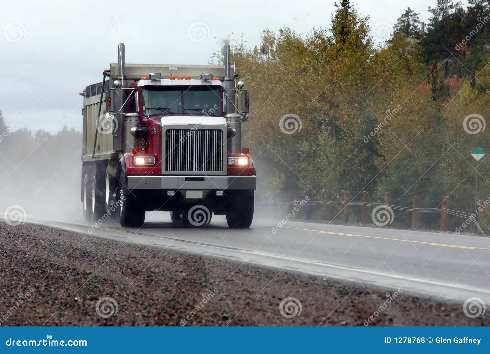 Carga pesada foto de archivo. Imagen de suave, carro, camino - 1278768