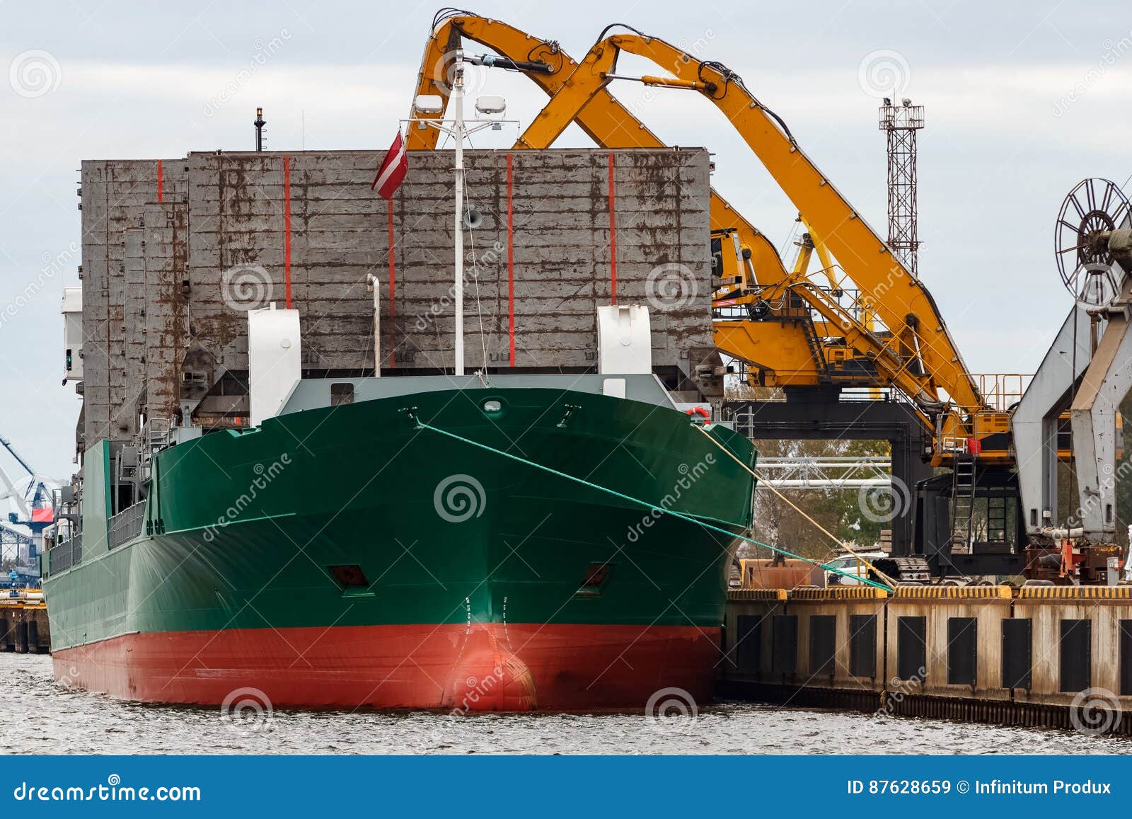 Carga Verde Do Navio De Carga Imagem de Stock - Imagem de volume ...