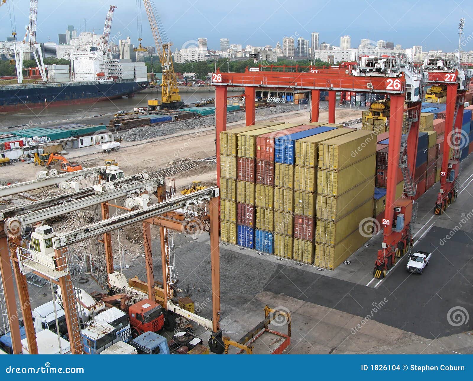 Cargaison au port photo stock. Image du expédition, machine - 1826104