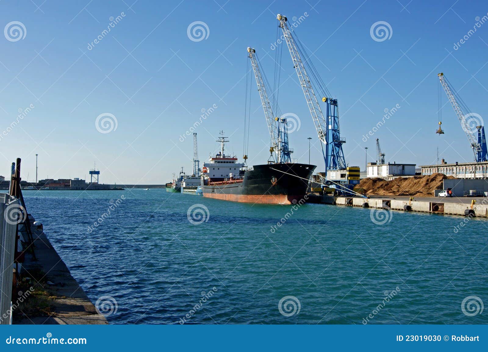 Cargaison dans le port photo stock. Image du terminal - 23019030
