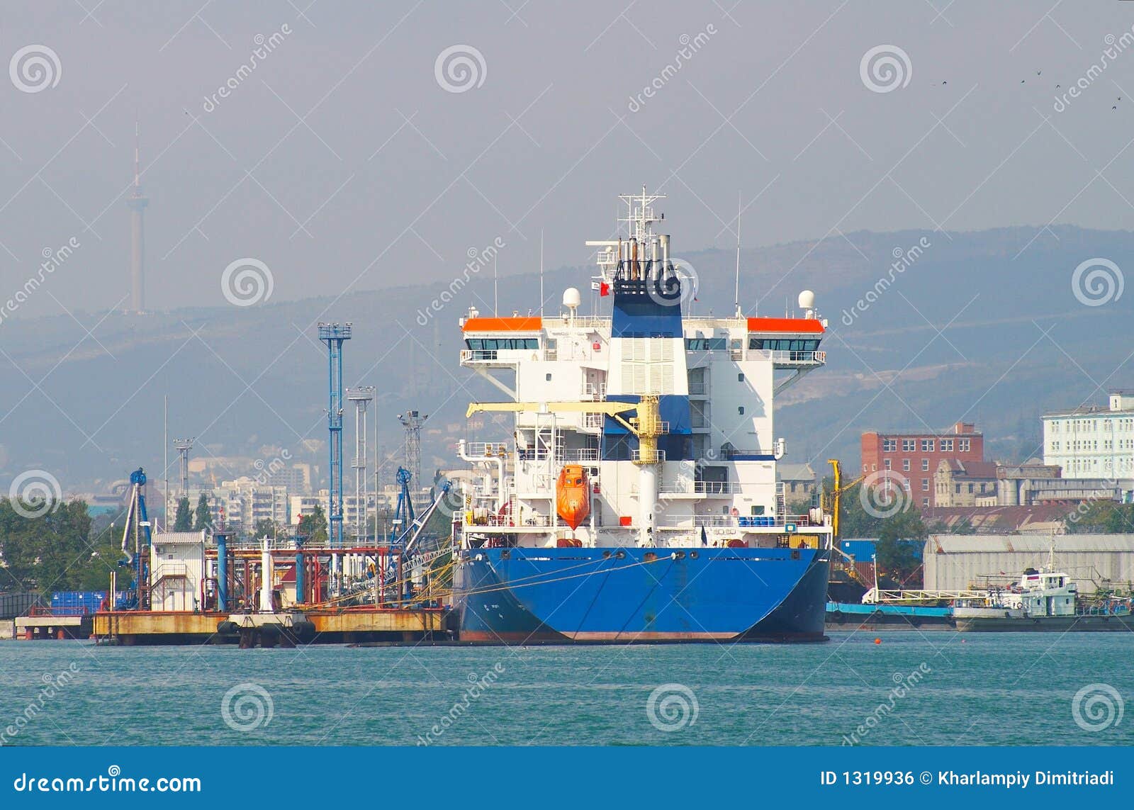 Cargamento foto de archivo. Imagen de tanque, muelles - 1319936