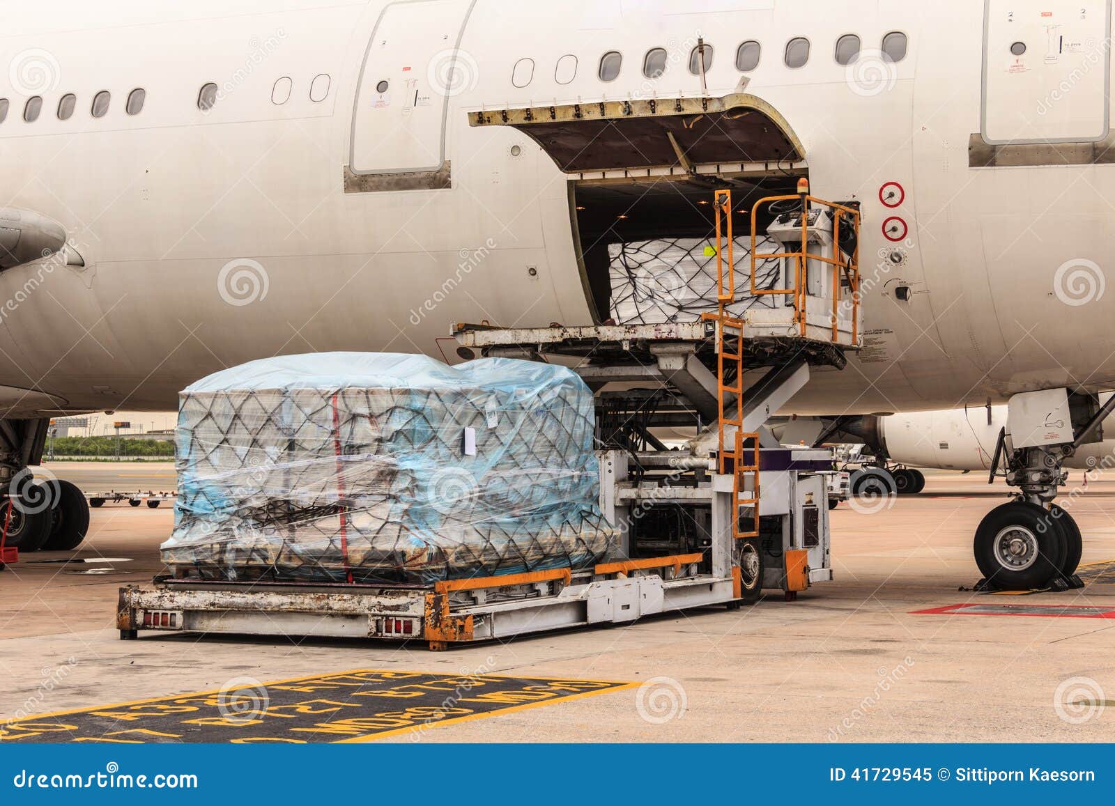 Cargo airplanes stock image. Image of aircraft, restricts - 41729545