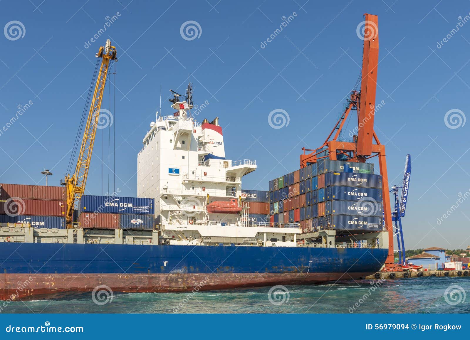Cargo Dans Le Port D'Istanbul Image stock éditorial - Image du ...