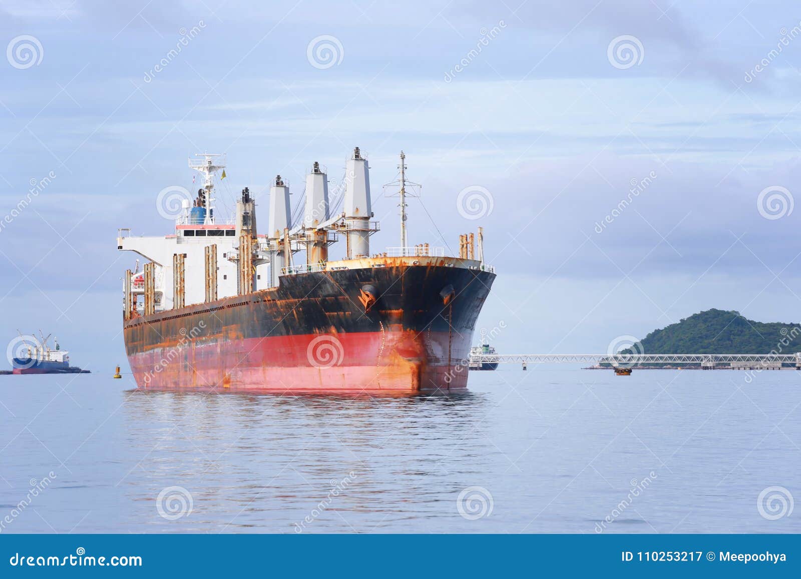 Cargo en mer image stock. Image du grue, marchandises - 110253217