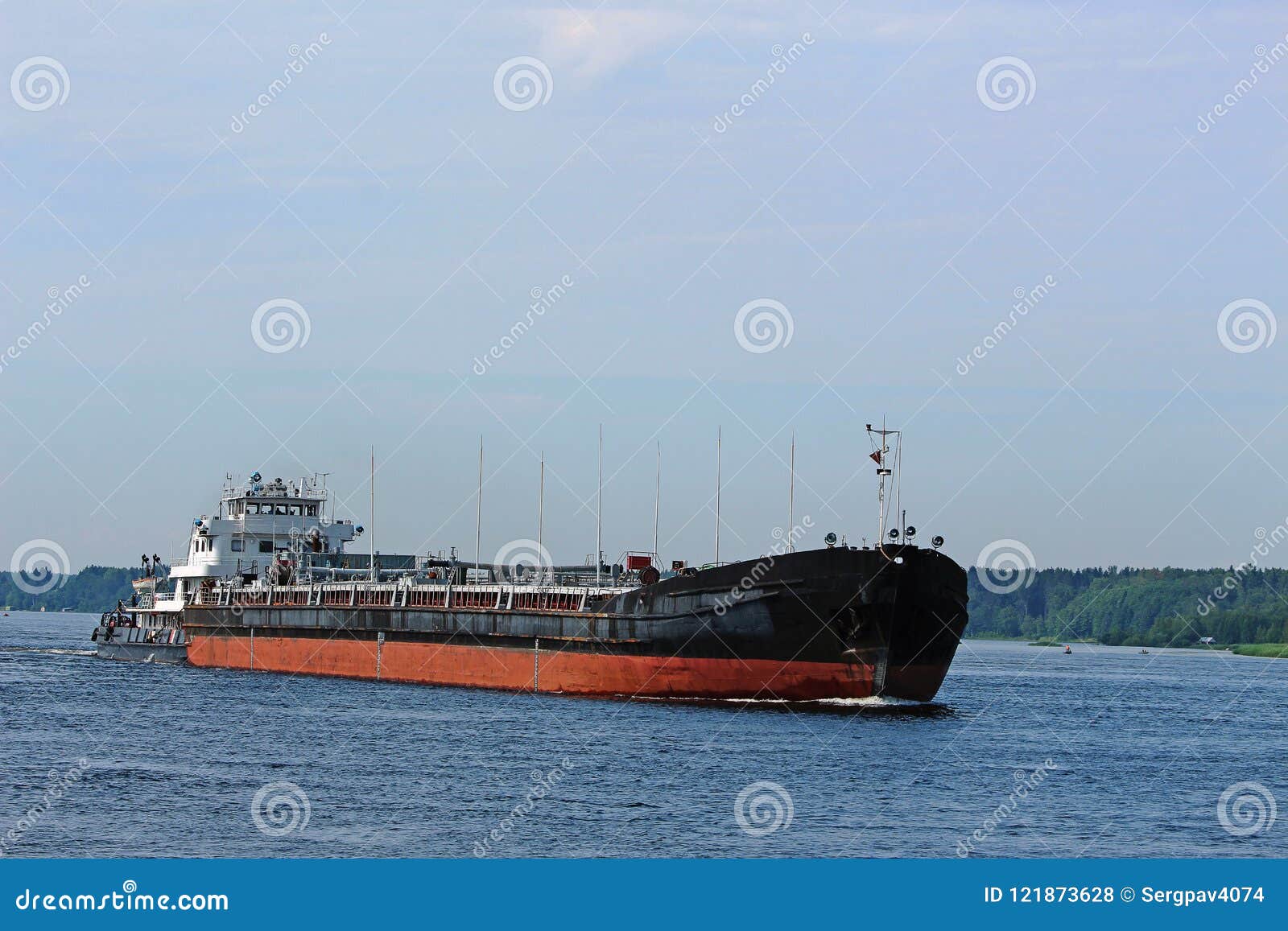 Cargo en mer photo stock. Image du grand, nature, beau - 121873628