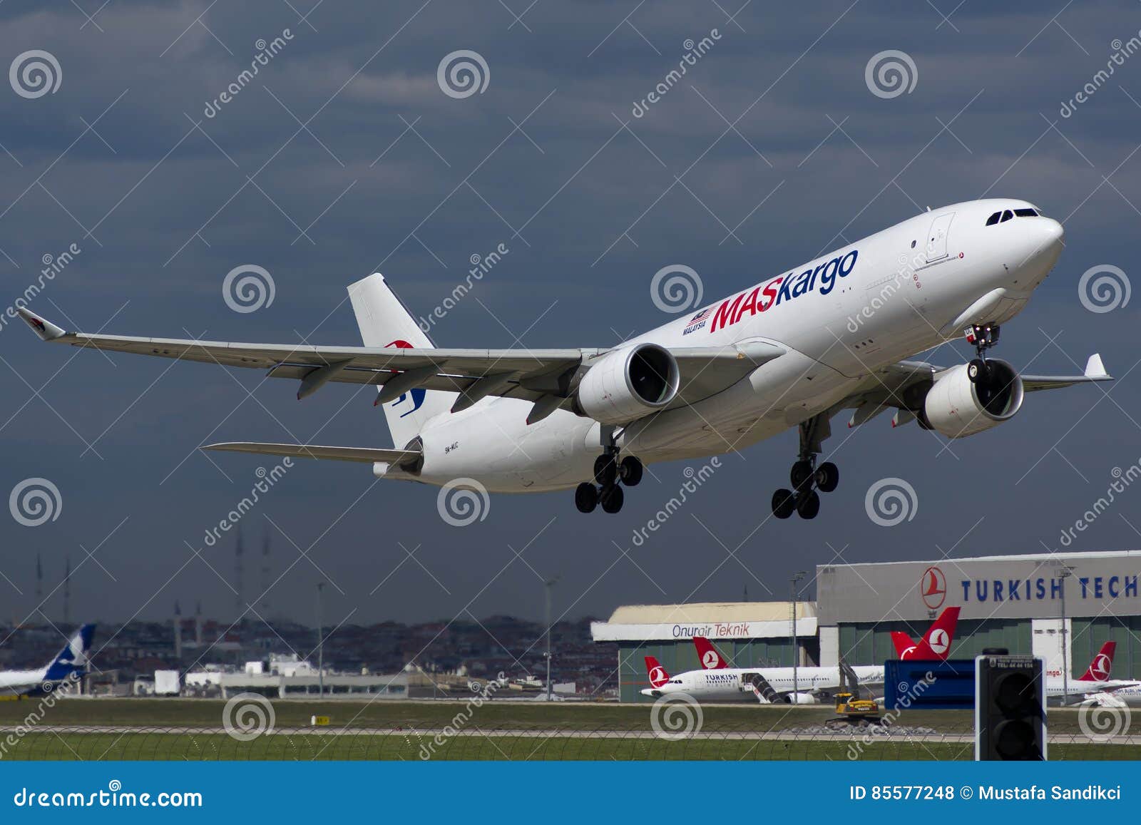 Cargo Plane editorial stock photo. Image of gulf, a321 - 85577248